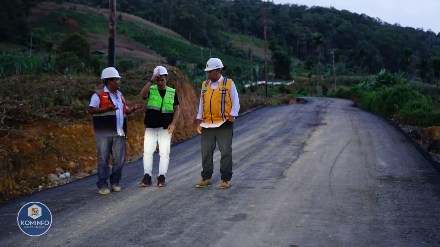 Sekretaris Ditjen Bina Marga Tinjau Jalan Liang Melas Datas | Suara ...