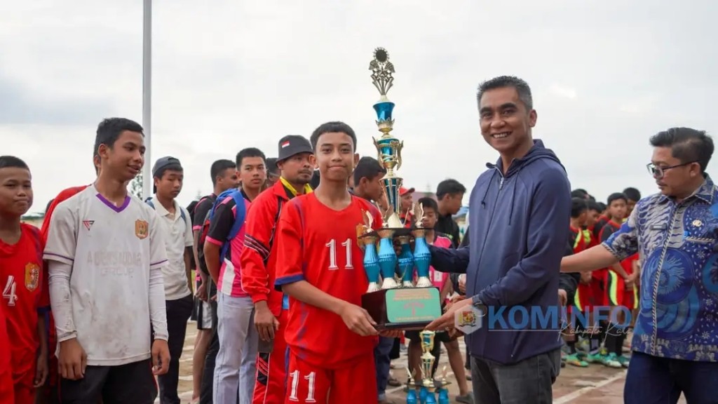 Tim SMA Negeri 1 Berastagi Juara Utama Turnamen Sepakbola Pelajar ...